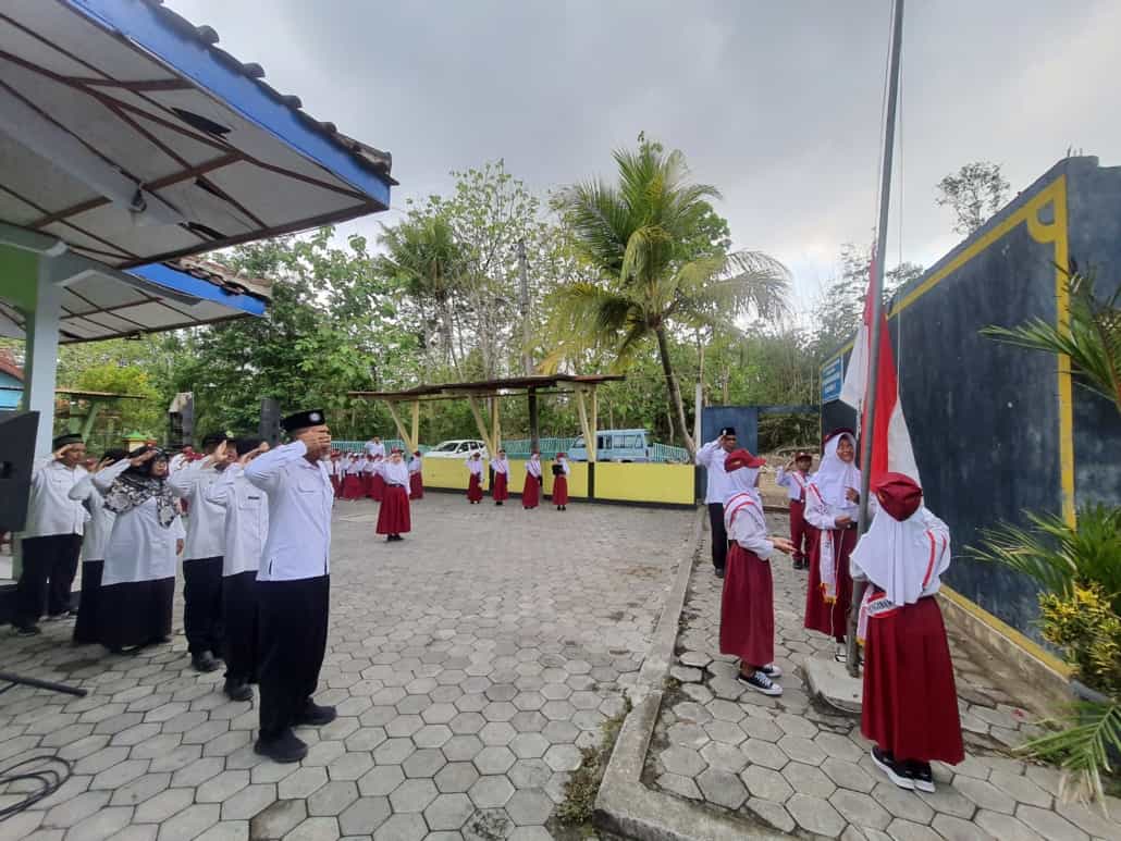 MIM Kenteng Peringati Hari Sumpah Pemuda dengan Upacara Bendera ...